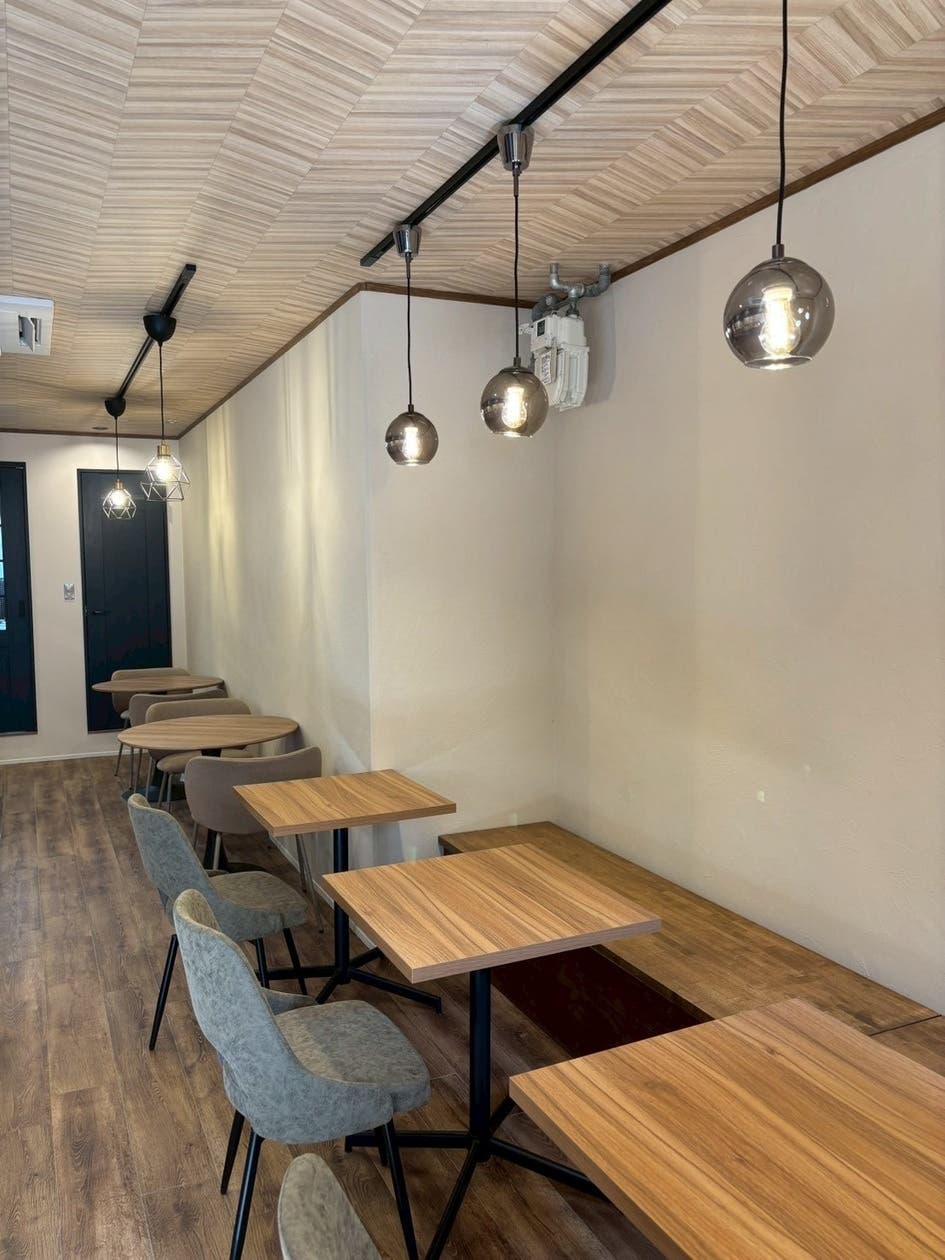 【駅徒歩1分】2025年11月OPEN！木の温もり溢れるカフェ空間スペースの写真3