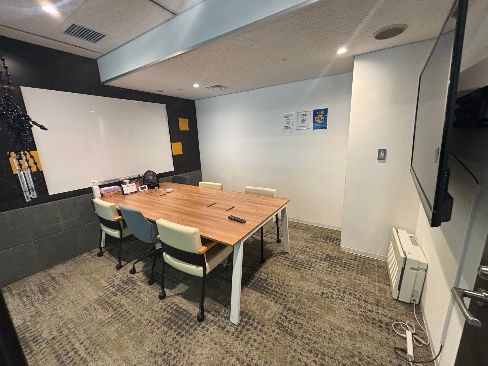 横浜駅徒歩6分！4名会議室　高速wifi/40インチモニター完備　テレワークや会議等で是非！【STAYUP横浜】の写真12