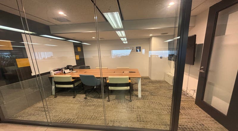 横浜駅徒歩6分！6名会議室　高速wifi/60インチモニター完備　テレワークや会議等で是非！【STAYUP横浜】