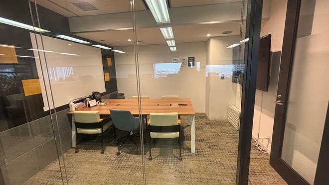 横浜駅徒歩6分!6名会議室 高速wifi/60インチモニター完備 テレワークや会議等で是非!【STAYUP横浜】の写真1