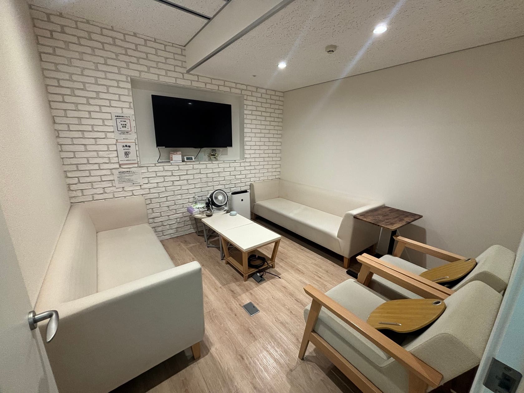 横浜駅徒歩6分！6名会議室　高速wifi/60インチモニター完備　テレワークや会議等で是非！【STAYUP横浜】の写真14