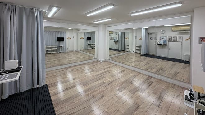 オープン割🎉ダンスに最適個室✨三ノ宮駅徒歩1分|清潔|大型2面鏡|モニター|更衣室|無料備品多数|個人レッスン|ヨガ|ダンスの写真1