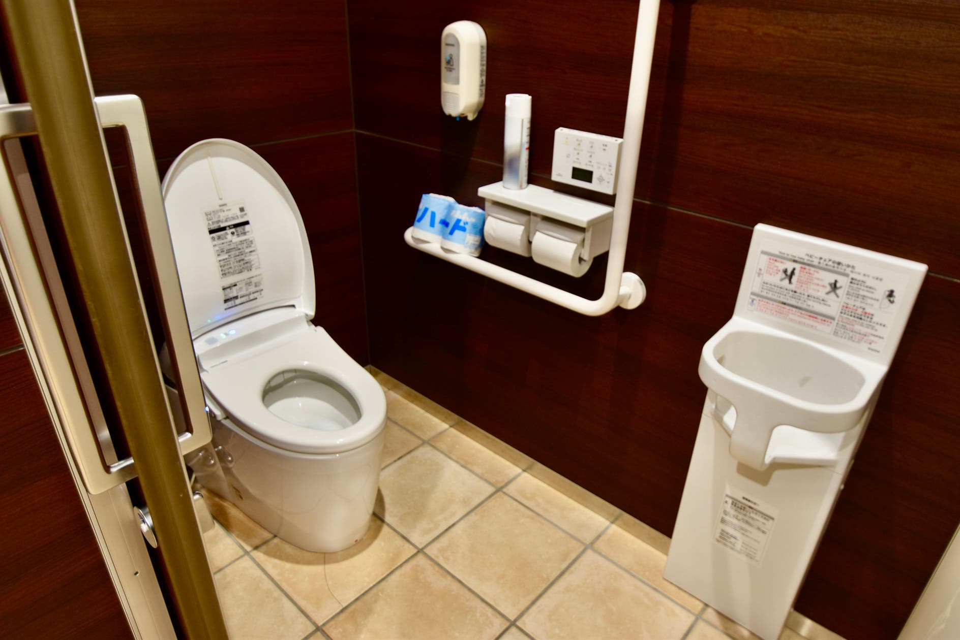 【トヨタモビリティ富山 五福】五福末広町駅より徒歩１分！４名まで着席可！商談、面談、ワークショップ、作業などに！の写真7