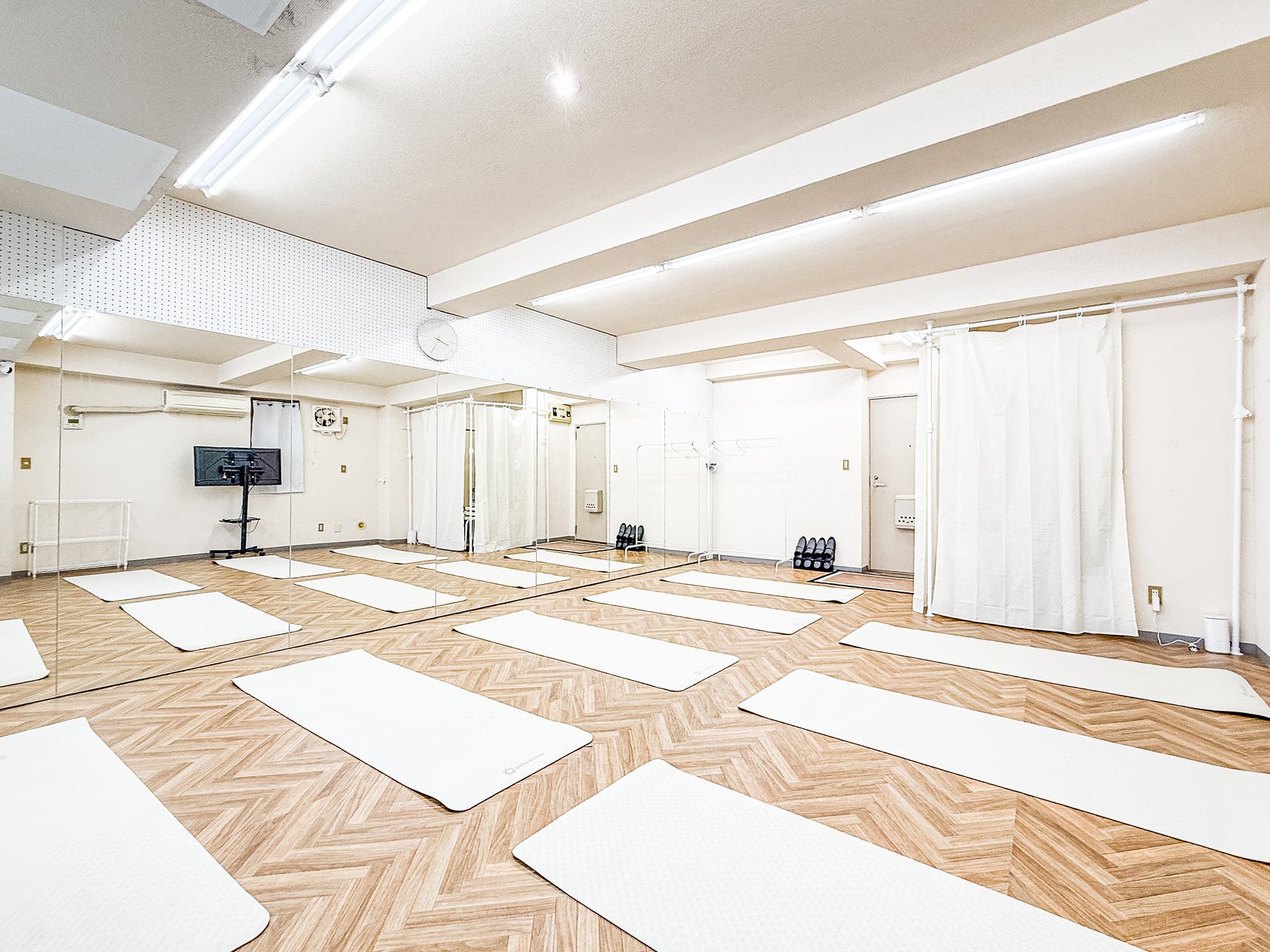 特別価格継続中🎉【横浜エリア|天王町駅6分】リニューアルしました✨37㎡広々空間♪ダンス・ヨガ・楽器演奏等におすすめ☆大型鏡の写真1