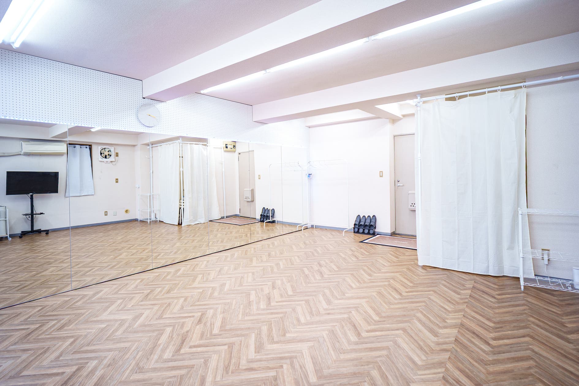 特別価格継続中🎉【横浜エリア|天王町駅6分】リニューアルしました✨37㎡広々空間♪ダンス・ヨガ・楽器演奏等におすすめ☆大型鏡の写真2