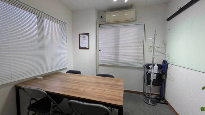 【博多駅徒歩圏内】半防音で重要な会議にも◎/テレワーク/勉強会に!最大6名/Wi-Fiプロジェクター完備の写真1