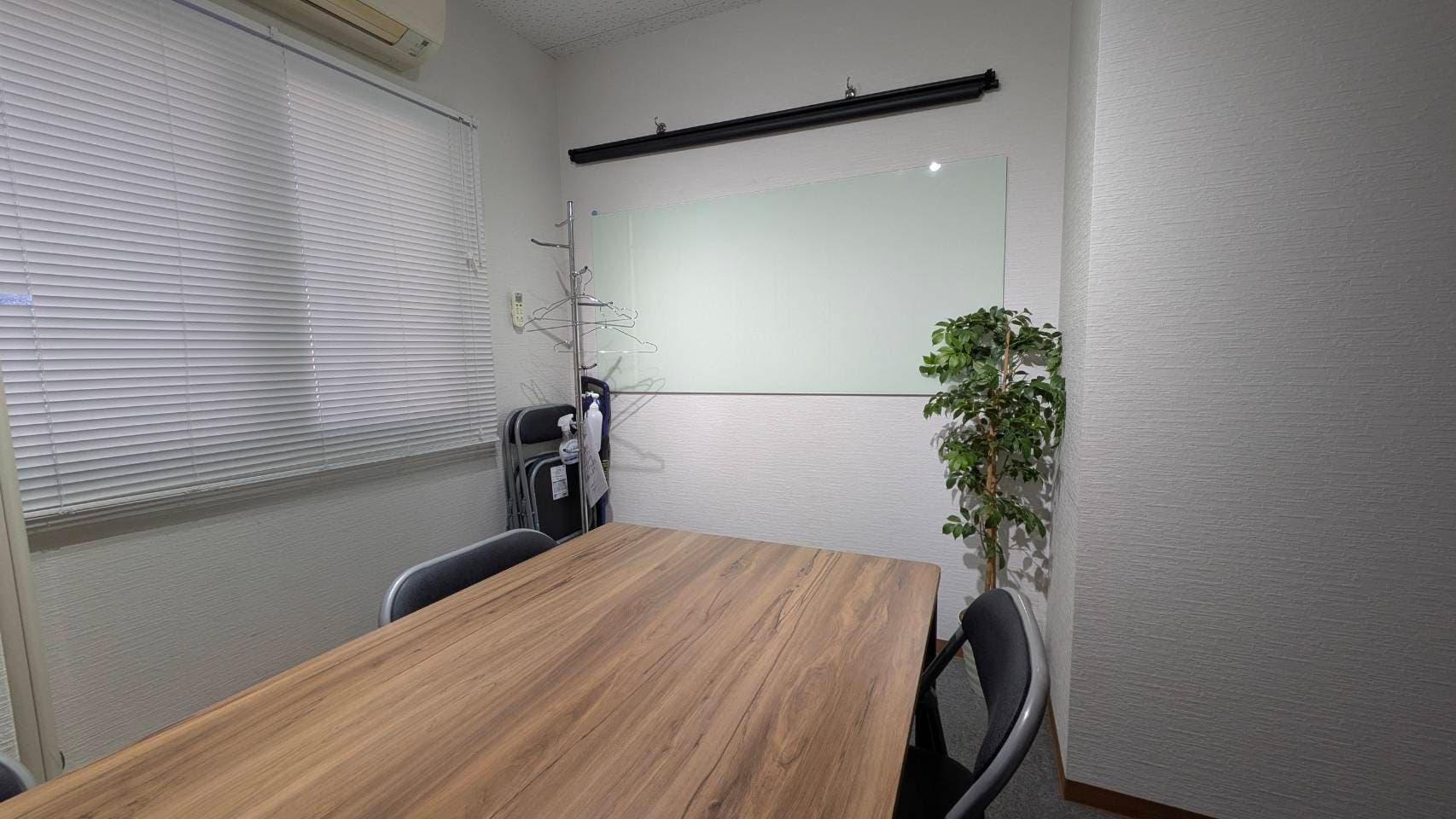 【博多駅徒歩圏内】半防音で重要な会議にも◎/テレワーク/勉強会に！最大6名/Wi-Fiプロジェクター完備の写真4