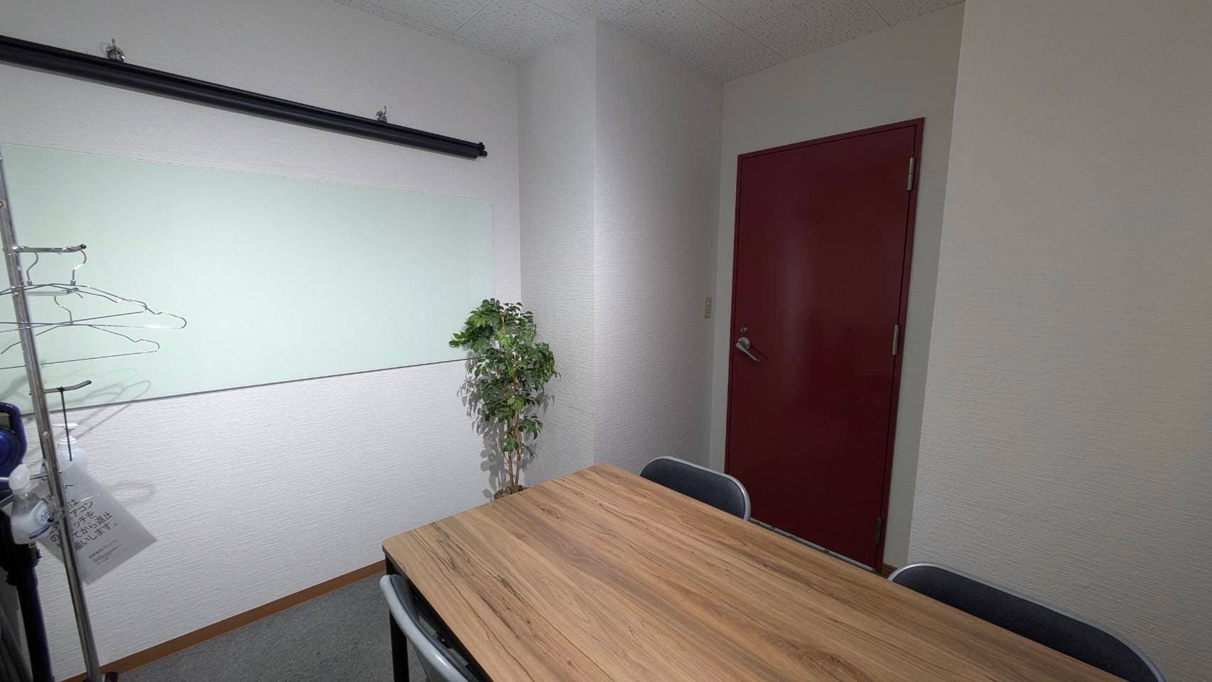 【博多駅徒歩圏内】半防音で重要な会議にも◎/テレワーク/勉強会に！最大6名/Wi-Fiプロジェクター完備の写真2