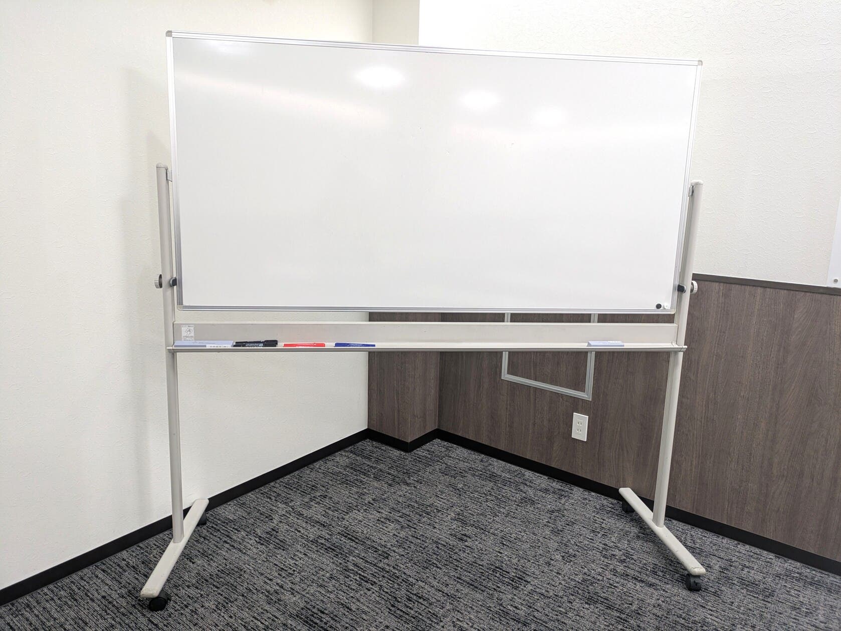 併設の控室も利用可能！レンタルスペース＆大会議室【大阪駅・梅田駅各線より徒歩3分～5分の好立地♪】の写真11