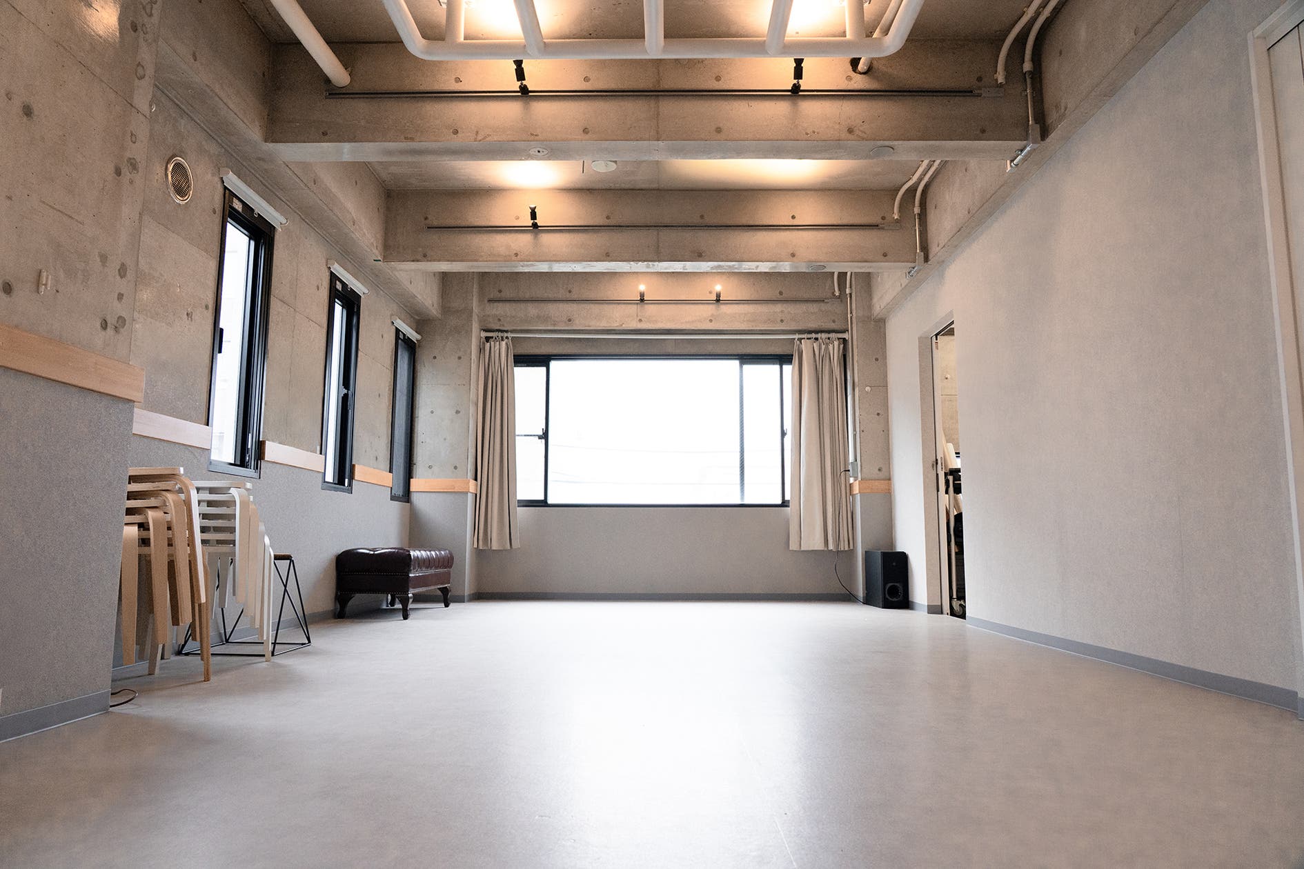 【二子玉川10分/41㎡長方形空間】撮影会社運営のスタジオ&遊び場｜撮影,イベント,個展,オフ会｜プロ機材,ミニキッチン,小物の写真1