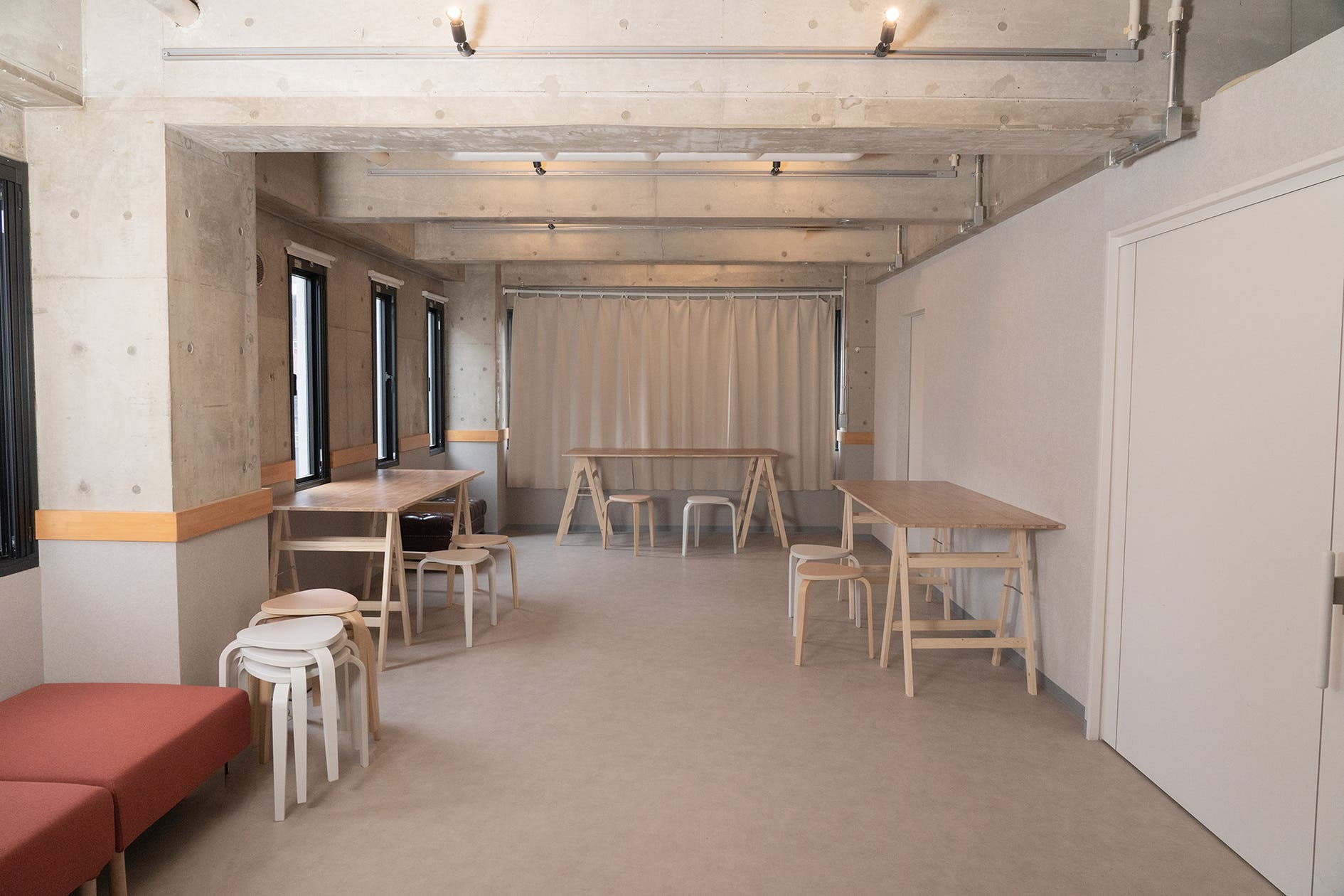 【二子玉川10分/41㎡長方形空間】撮影会社運営のスタジオ&遊び場｜撮影,イベント,個展,オフ会｜プロ機材,ミニキッチン,小物の写真14