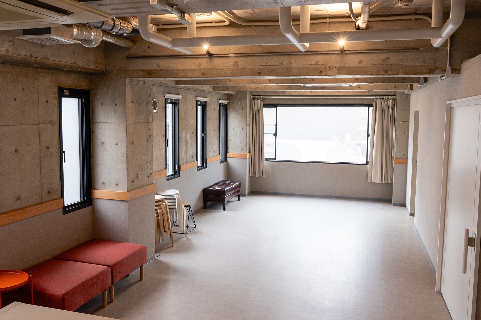 【二子玉川10分/41㎡長方形空間】撮影会社運営のスタジオ&遊び場｜撮影,イベント,個展,オフ会｜プロ機材,ミニキッチン,小物の写真4