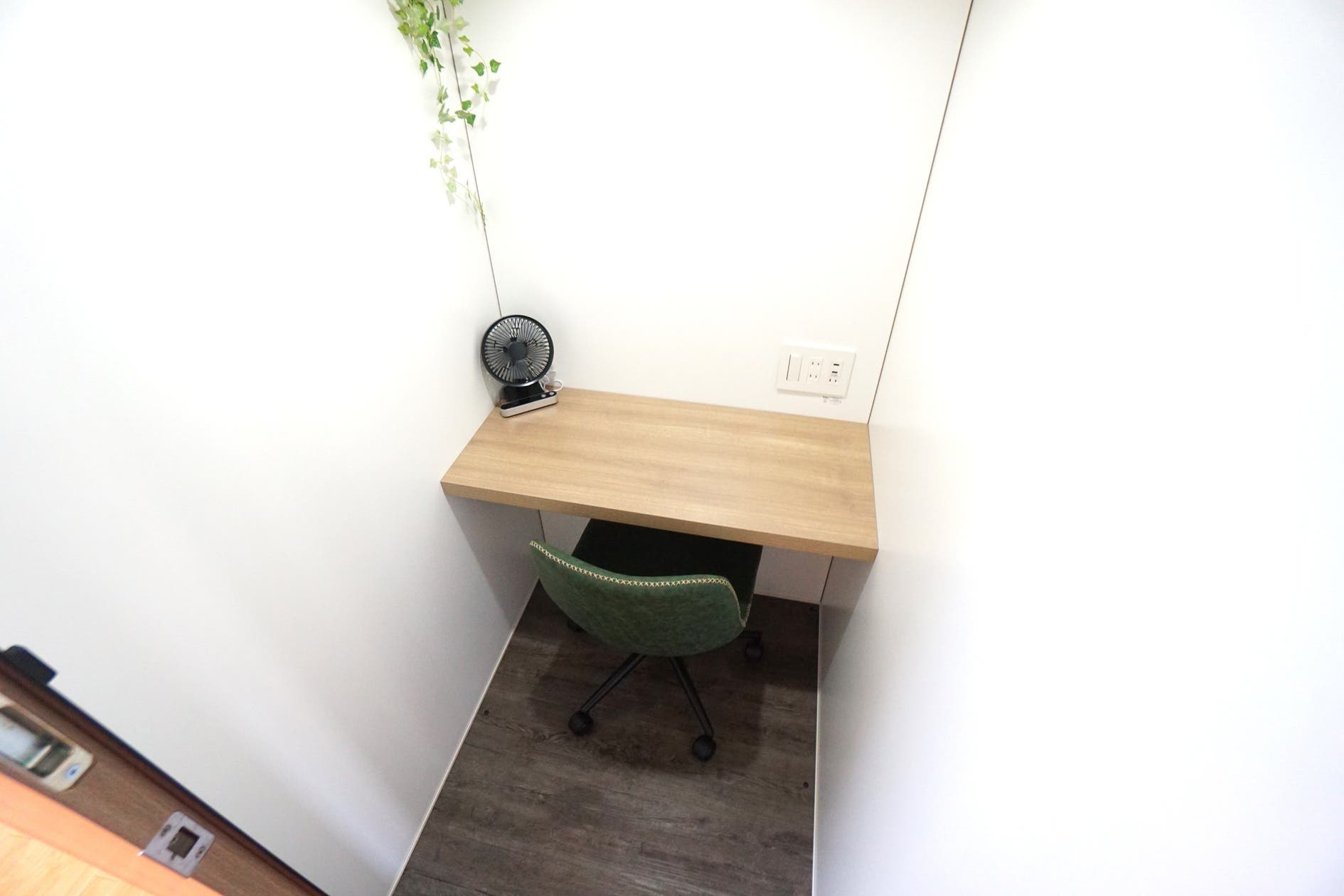 ＜駅チカ書斎 日暮里No.2＞1人用完全個室ブース💼24H🈺高速光Wi-Fi📶電源🔌テレワーク/Web面談/作業の写真2