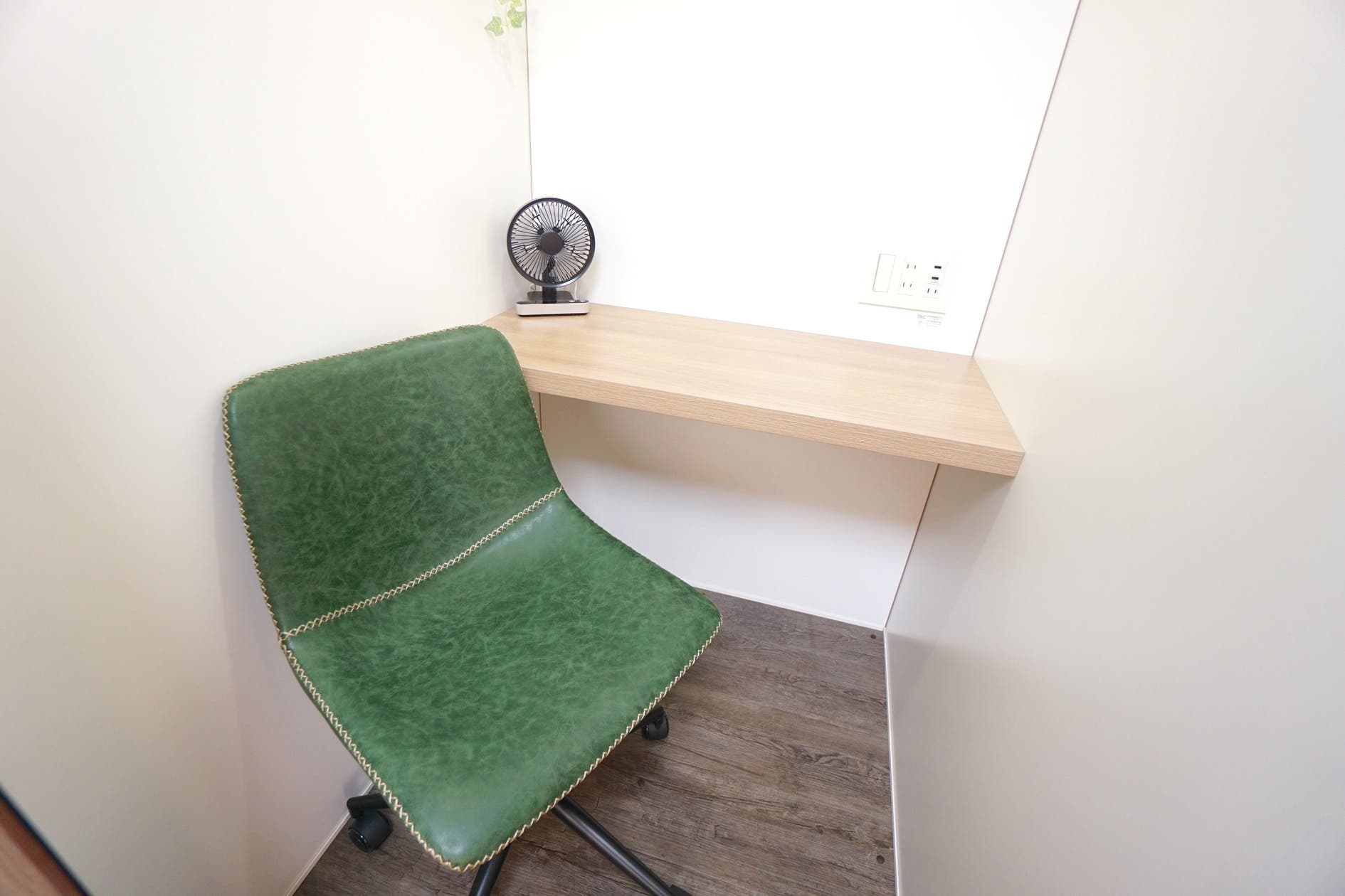 ＜駅チカ書斎 日暮里No.3＞1人用完全個室ブース💼24H🈺高速光Wi-Fi📶電源🔌テレワーク/Web面談/作業の写真1