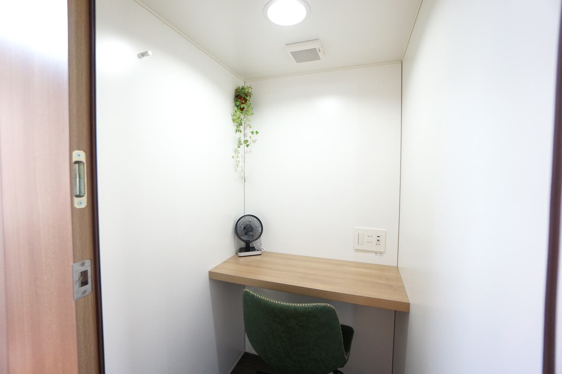 ＜駅チカ書斎 日暮里No.3＞1人用完全個室ブース💼24H🈺高速光Wi-Fi📶電源🔌テレワーク/Web面談/作業の写真4