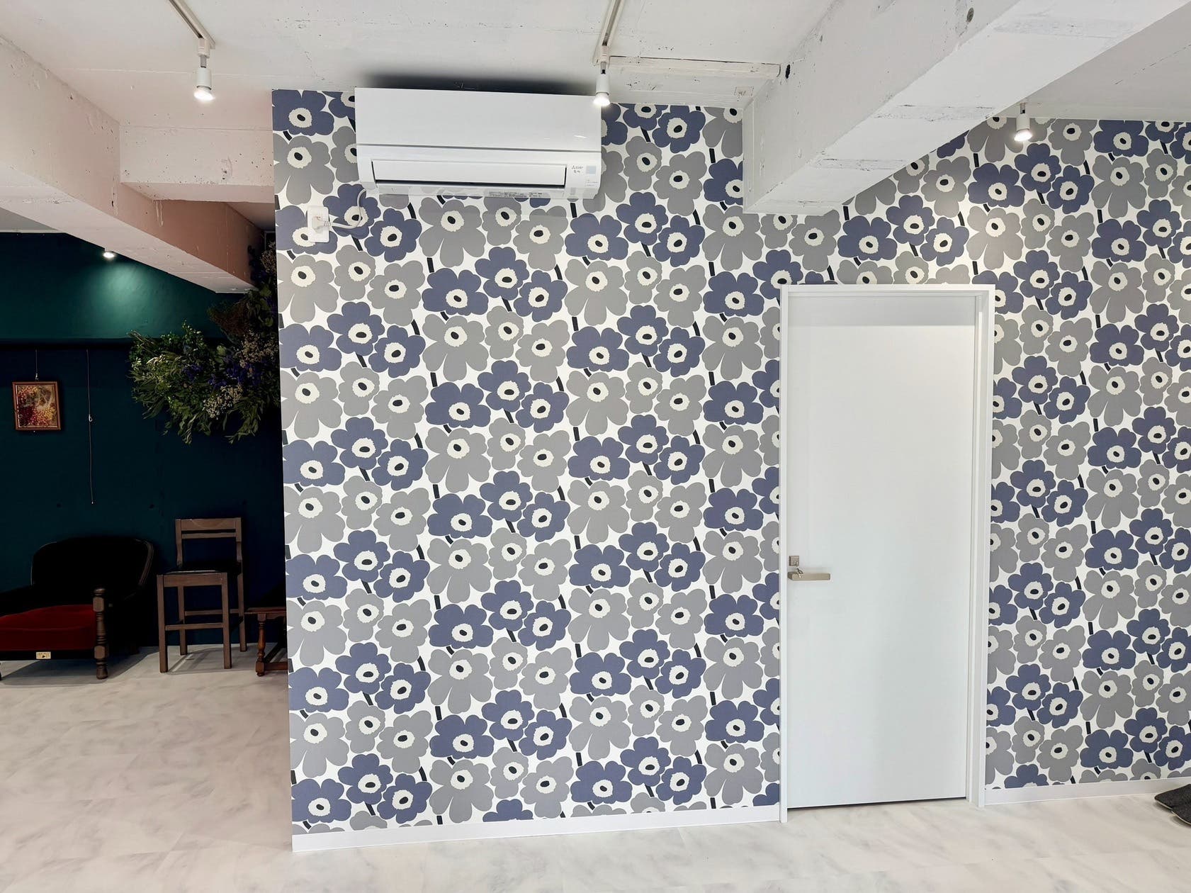 自然光の入る白壁・マリメッコ壁紙の撮影スタジオ！ヘアセット用にシャワー室完備☆ペット撮影にも♪の写真2