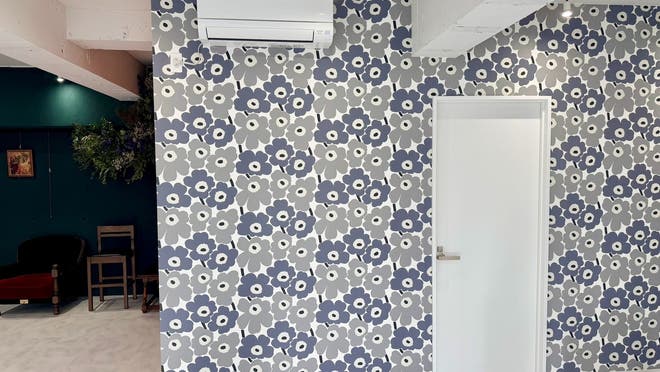 自然光の入る白壁・マリメッコ壁紙の撮影スタジオ!ヘアセット用にシャワー室完備☆ペット撮影にも♪の写真2