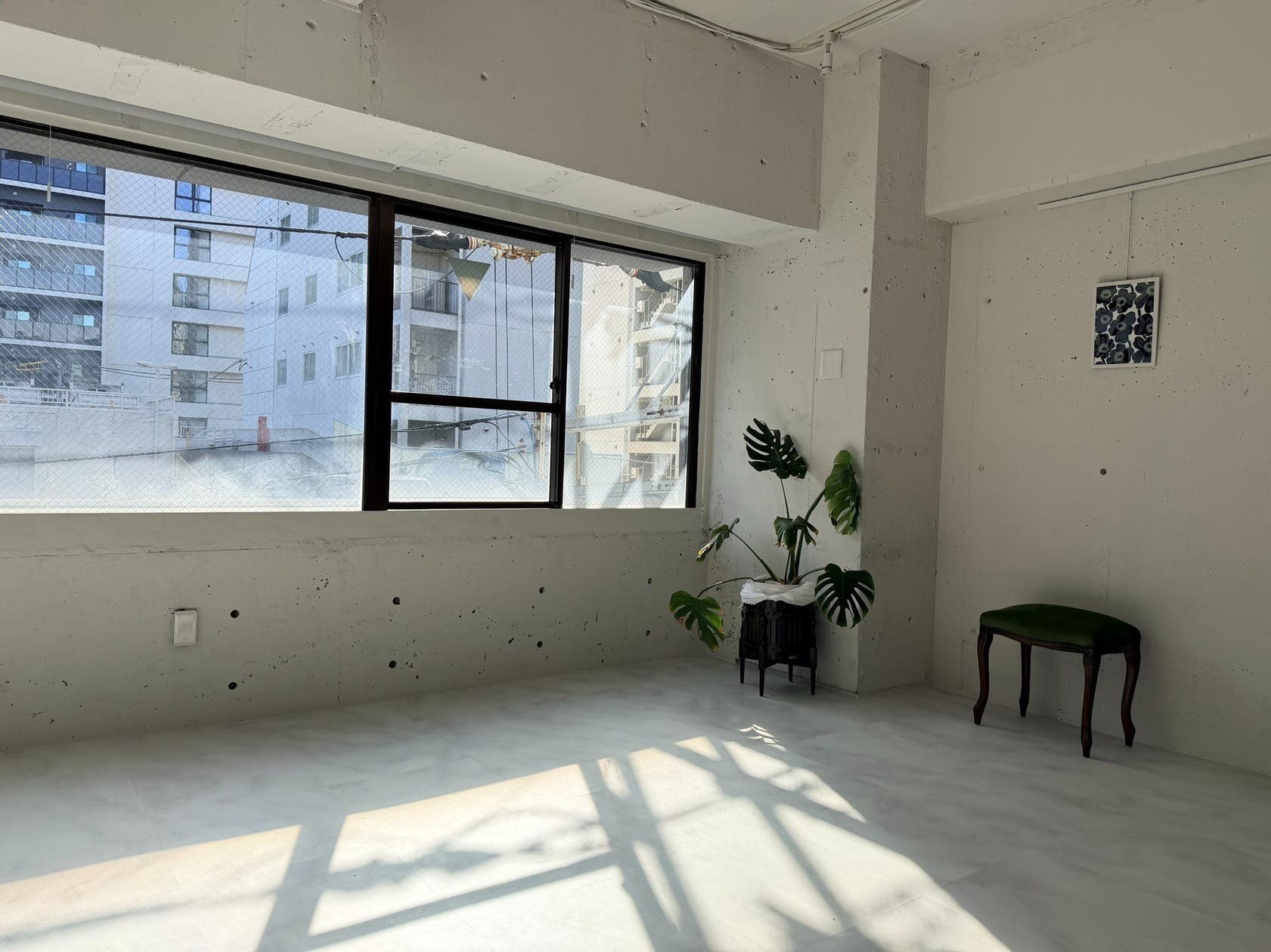 自然光の入る白壁・マリメッコ壁紙の撮影スタジオ！ヘアセット用にシャワー室完備☆ペット撮影にも♪の写真3