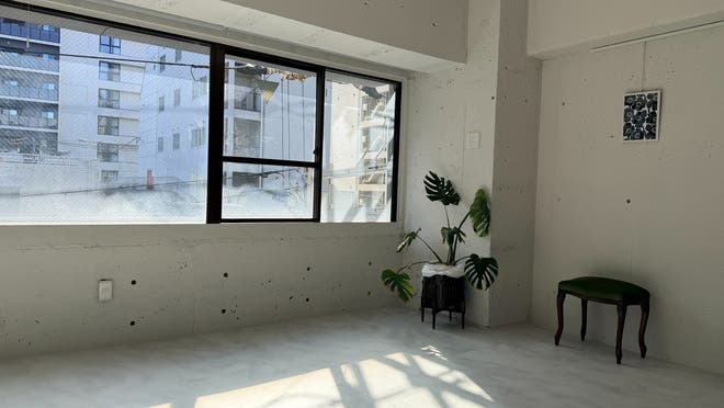 自然光の入る白壁・マリメッコ壁紙の撮影スタジオ!ヘアセット用にシャワー室完備☆ペット撮影にも♪の写真3