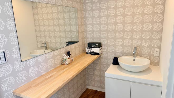 自然光の入る白壁・マリメッコ壁紙の撮影スタジオ!ヘアセット用にシャワー室完備☆ペット撮影にも♪の写真7