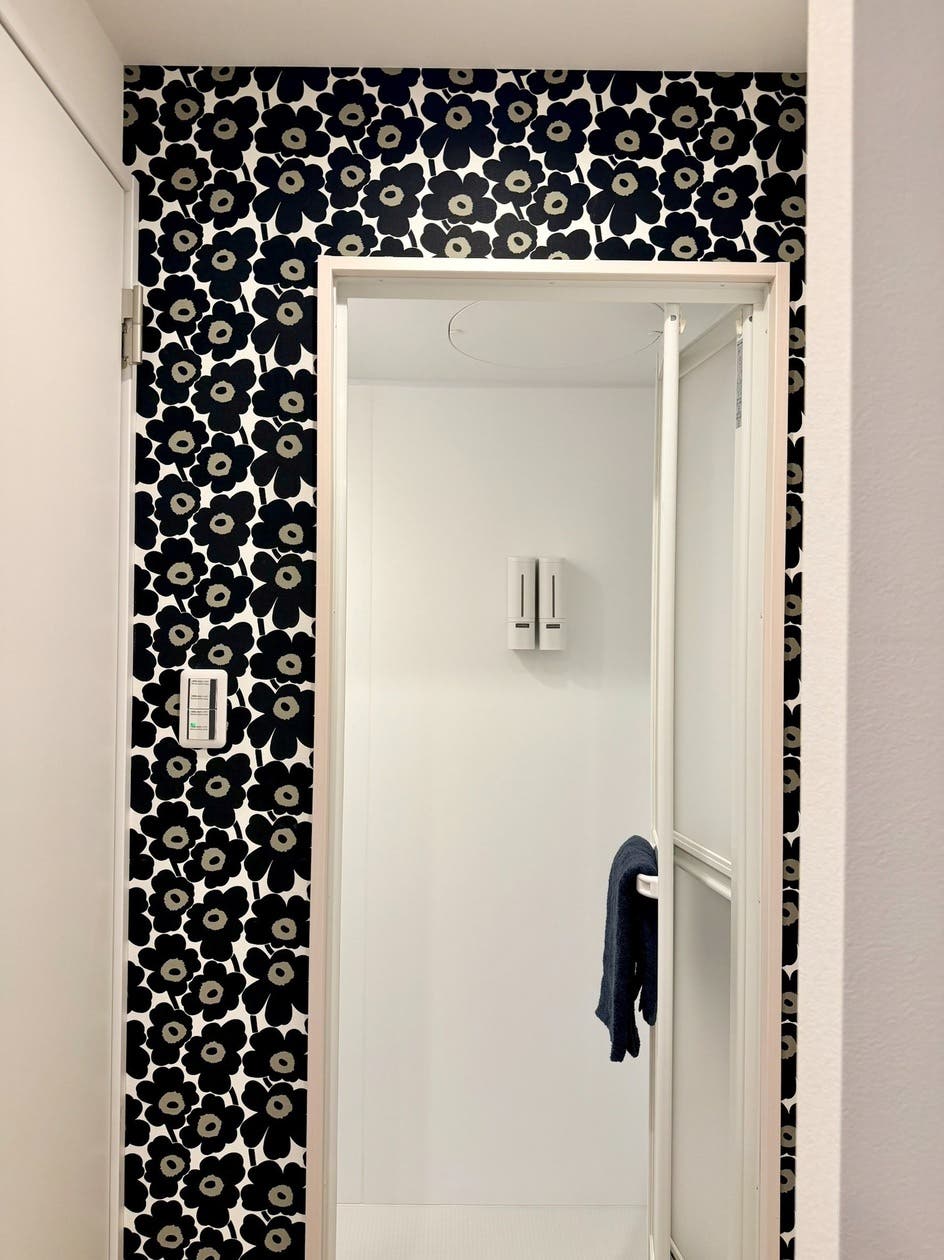 自然光の入る白壁・マリメッコ壁紙の撮影スタジオ！ヘアセット用にシャワー室完備☆ペット撮影にも♪の写真8