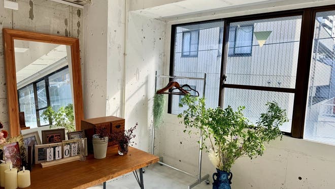 自然光の入る白壁・マリメッコ壁紙の撮影スタジオ!ヘアセット用にシャワー室完備☆ペット撮影にも♪の写真9