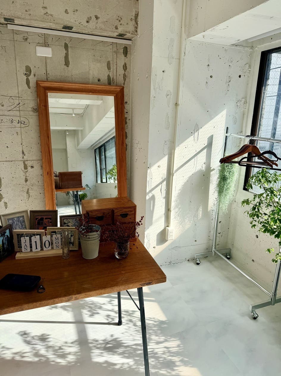 自然光の入る白壁・マリメッコ壁紙の撮影スタジオ！ヘアセット用にシャワー室完備☆ペット撮影にも♪の写真12