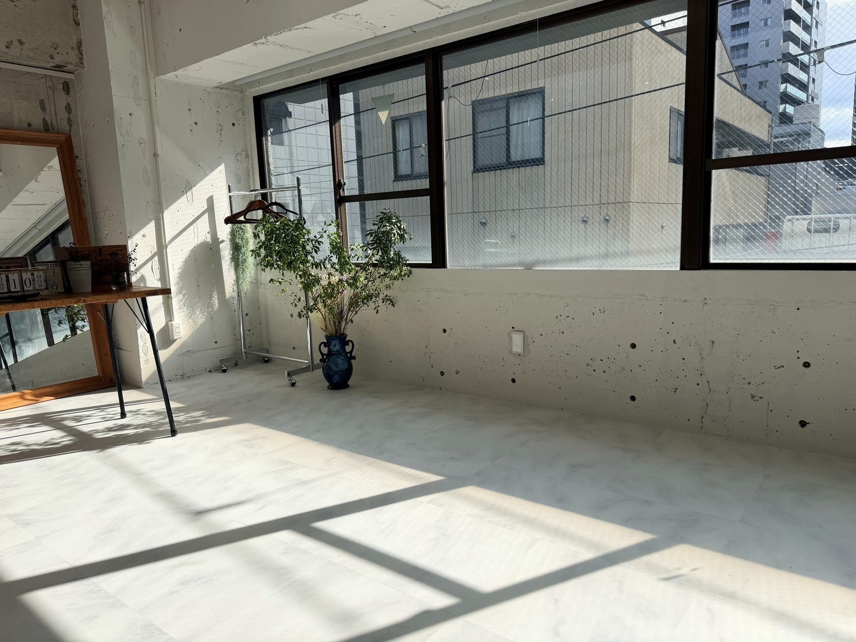 自然光の入る白壁・マリメッコ壁紙の撮影スタジオ！ヘアセット用にシャワー室完備☆ペット撮影にも♪の写真1