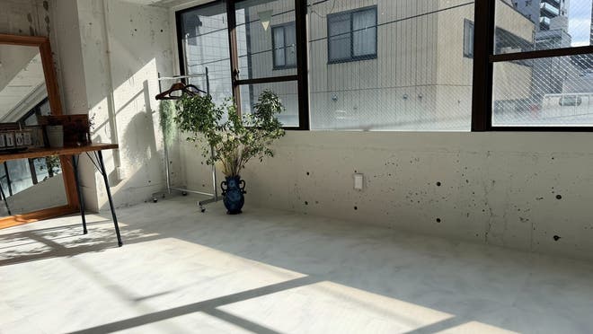 自然光の入る白壁・マリメッコ壁紙の撮影スタジオ!ヘアセット用にシャワー室完備☆ペット撮影にも♪の写真1