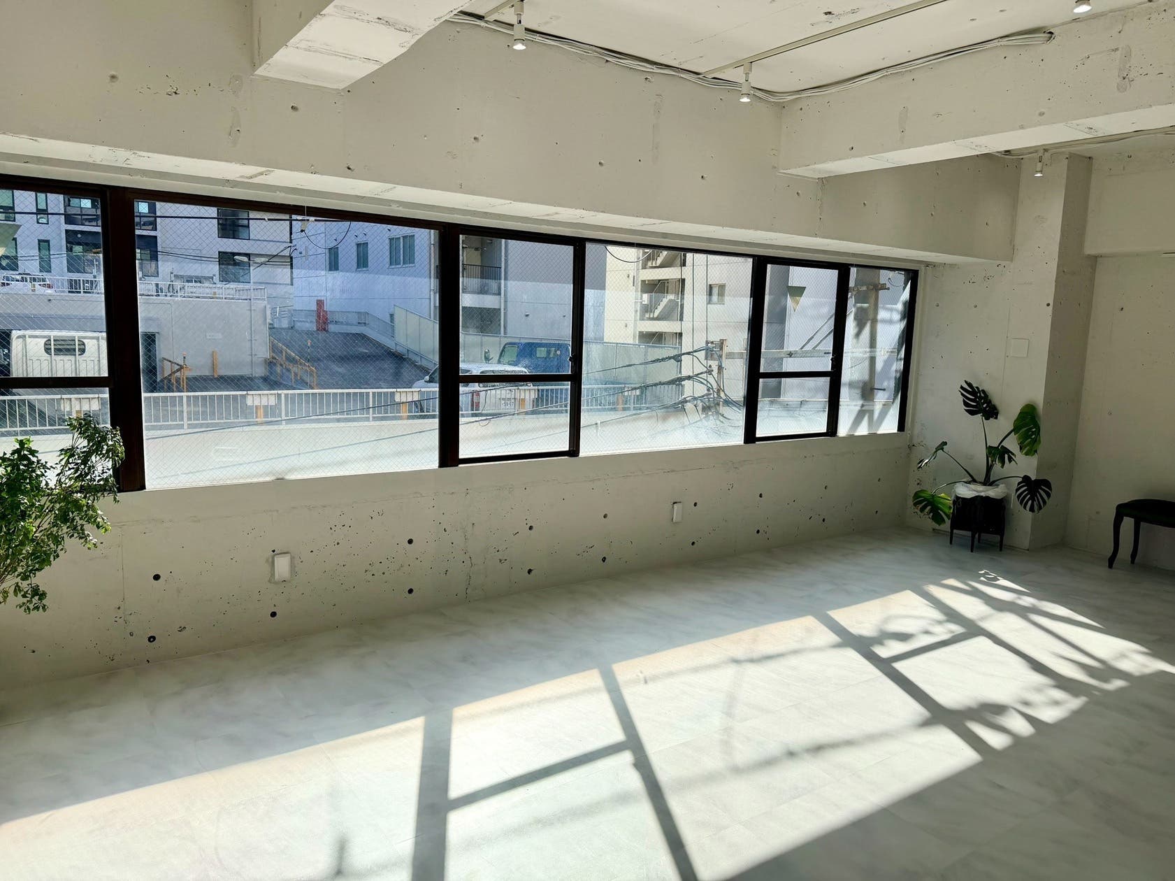 自然光の入る白壁・マリメッコ壁紙の撮影スタジオ！ヘアセット用にシャワー室完備☆ペット撮影にも♪の写真15