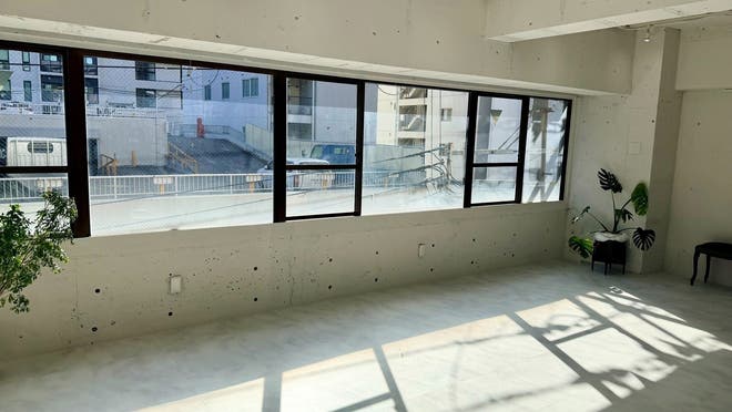 自然光の入る白壁・マリメッコ壁紙の撮影スタジオ!ヘアセット用にシャワー室完備☆ペット撮影にも♪の写真15