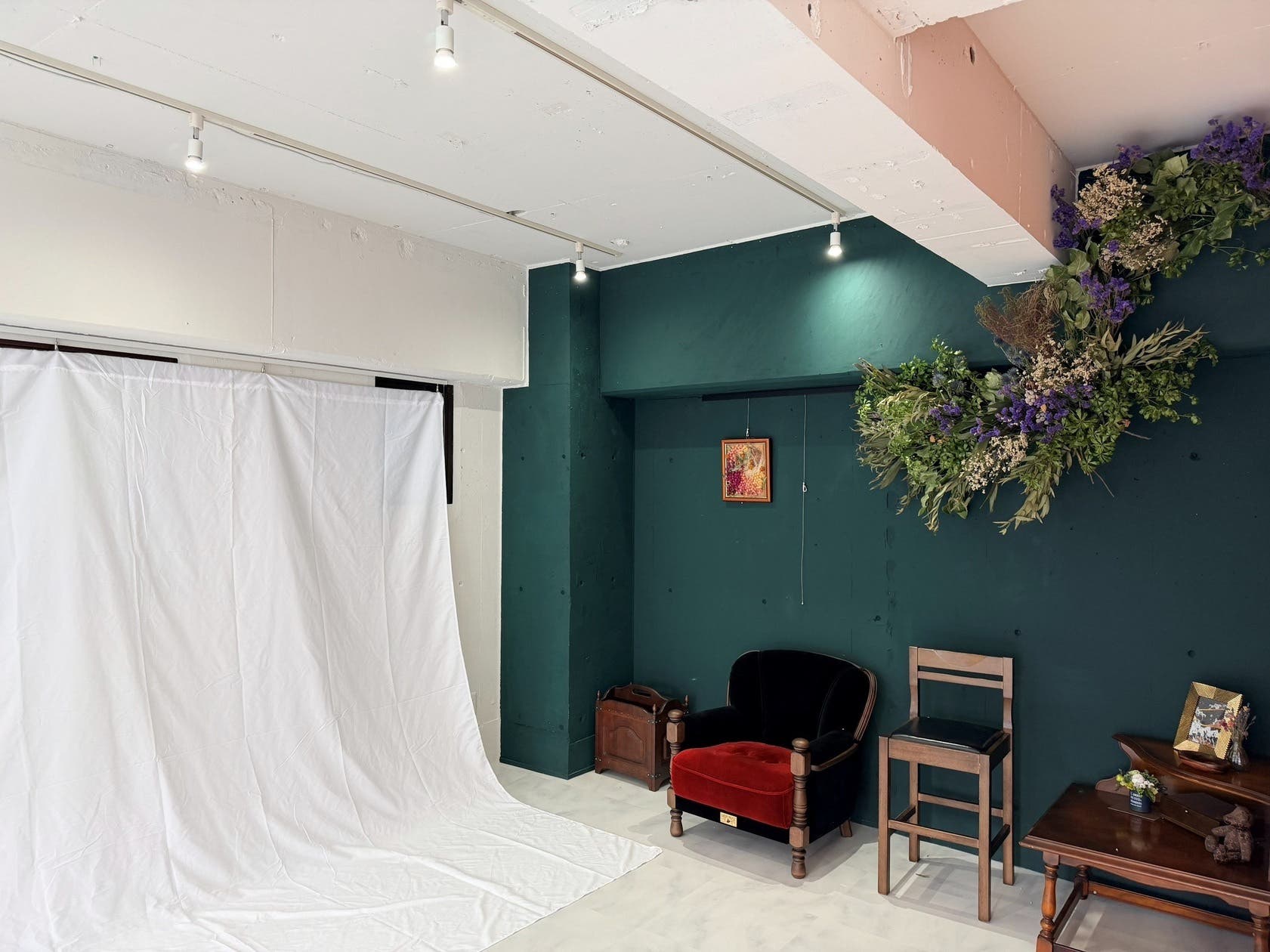 自然光の入る白壁・マリメッコ壁紙の撮影スタジオ！ヘアセット用にシャワー室完備☆ペット撮影にも♪の写真4