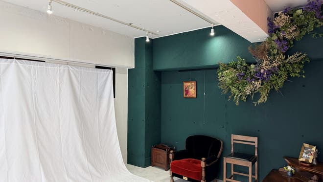 自然光の入る白壁・マリメッコ壁紙の撮影スタジオ!ヘアセット用にシャワー室完備☆ペット撮影にも♪の写真4