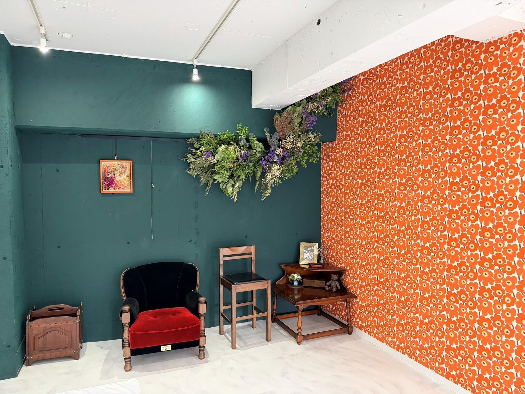 自然光の入る白壁・マリメッコ壁紙の撮影スタジオ！ヘアセット用にシャワー室完備☆ペット撮影にも♪の写真5