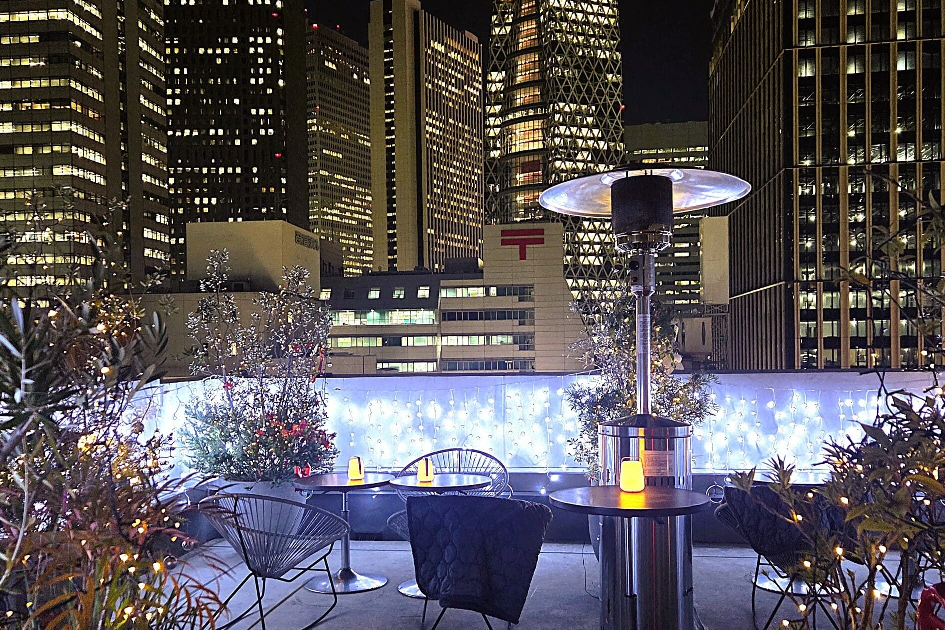 西新宿ビル群の大パノラマ・100㎡家具付き８F＋ルーフトップ貸切 新宿駅6分（場所貸しのみ・飲食物のご提供は別途ご相談ください）の写真1