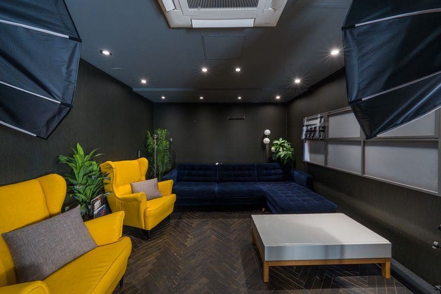 目黒駅徒歩5分/恵比寿ガーデンプレイス徒歩3分/恵比寿駅徒歩9分 / 動画・写真撮影・配信など！落ち着いた雰囲気のスタジオです！の写真1