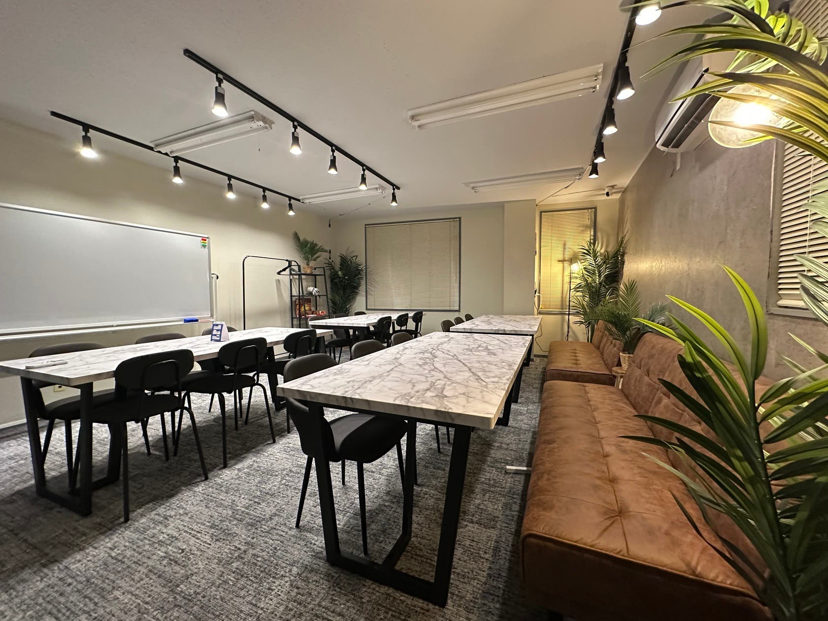 NEW！【八丁堀駅徒歩2分！宝町駅徒歩3分！】最大24名/無料Wifi/会議・撮影・女子会・ボドゲ・パーティ等！飲食🍺🍷可！の写真1