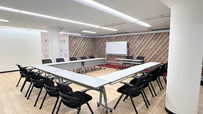 牛込神楽坂駅から徒歩7分【最大45名】67㎡|77インチ大型モニター完備|控室2部屋|文化イベント・会議・セミナーに最適の写真2