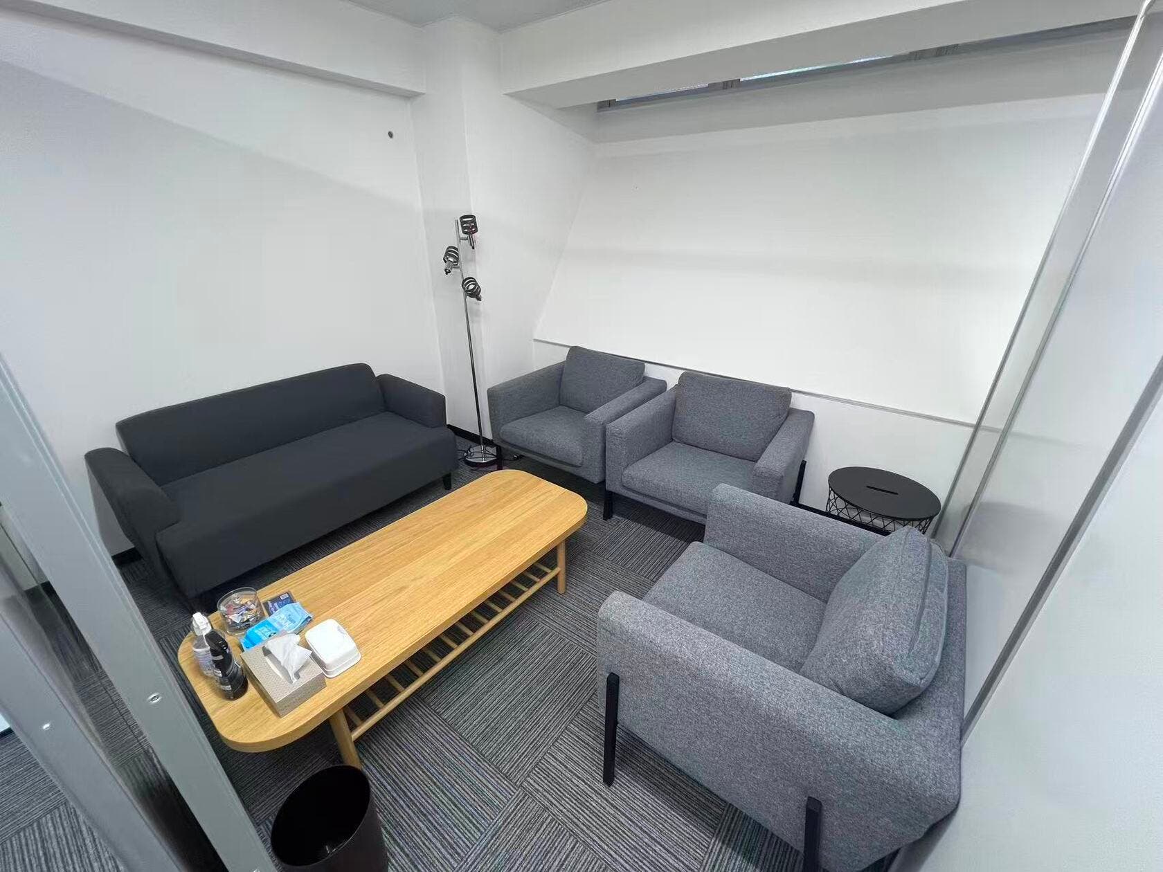 牛込神楽坂駅から徒歩7分【最大45名】67㎡｜77インチ大型モニター完備｜控室2部屋｜文化イベント・会議・セミナーに最適の写真4