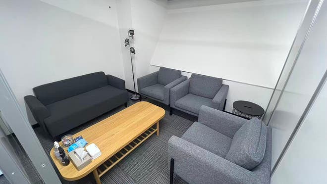 牛込神楽坂駅から徒歩7分【最大45名】67㎡|77インチ大型モニター完備|控室2部屋|文化イベント・会議・セミナーに最適の写真4