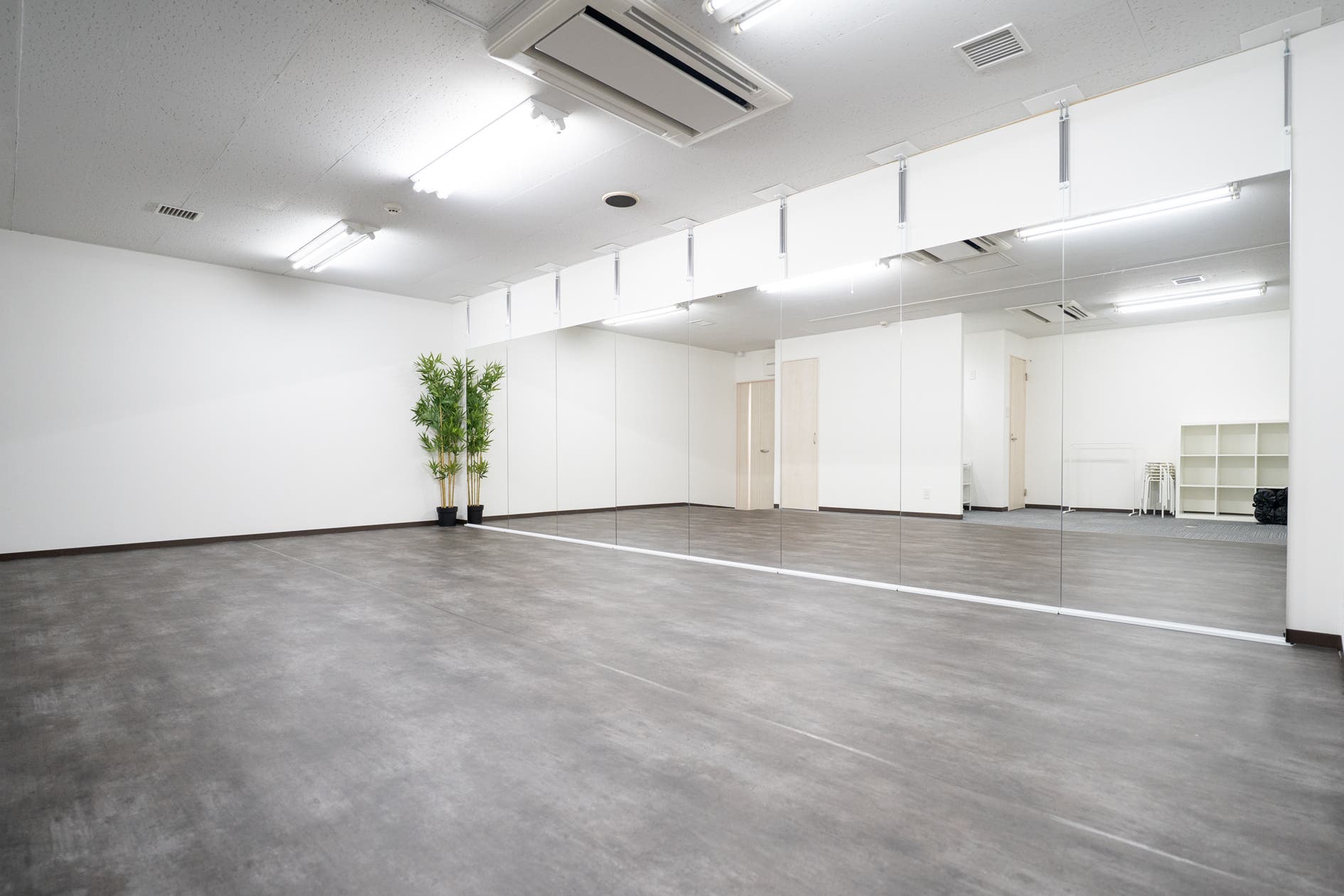 【✨WiFi未整備のためプレオープン価格✨】広々踊れるスタジオ｜6.4m鏡・更衣室完備・備品無料｜24時間営業中の写真1