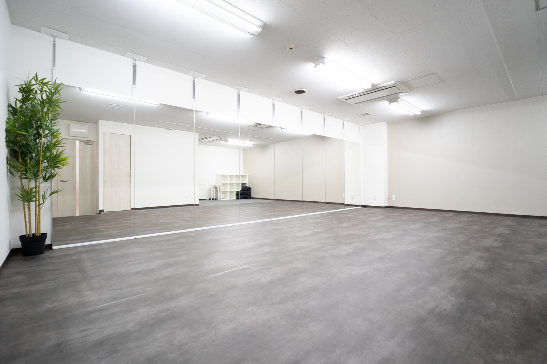 【✨WiFi未整備のためプレオープン価格✨】広々踊れるスタジオ｜6.4m鏡・更衣室完備・備品無料｜24時間営業中の写真2