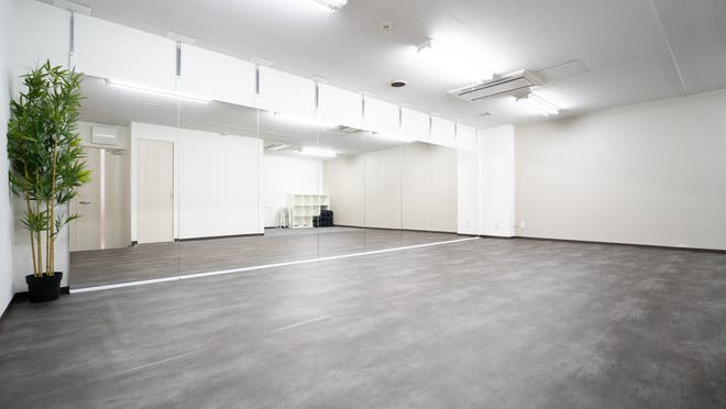 【✨WiFi未整備のためプレオープン価格✨】広々踊れるスタジオ|6.4m鏡・更衣室完備・備品無料|24時間営業中の写真2