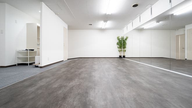 【✨WiFi未整備のためプレオープン価格✨】広々踊れるスタジオ|6.4m鏡・更衣室完備・備品無料|24時間営業中の写真3