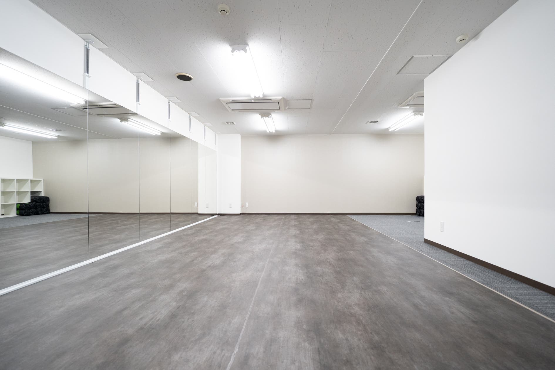 【✨WiFi未整備のためプレオープン価格✨】広々踊れるスタジオ｜6.4m鏡・更衣室完備・備品無料｜24時間営業中の写真4