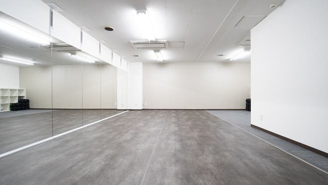 【✨WiFi未整備のためプレオープン価格✨】広々踊れるスタジオ|6.4m鏡・更衣室完備・備品無料|24時間営業中の写真4