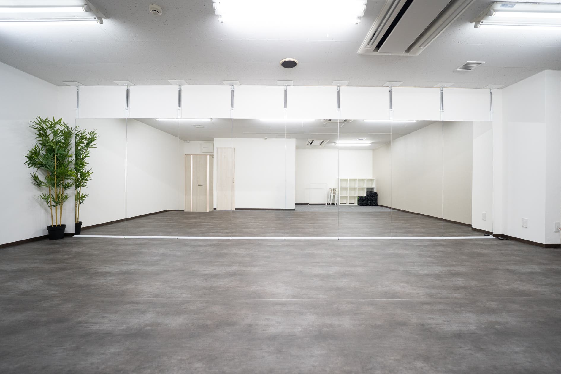 【✨WiFi未整備のためプレオープン価格✨】広々踊れるスタジオ｜6.4m鏡・更衣室完備・備品無料｜24時間営業中の写真5