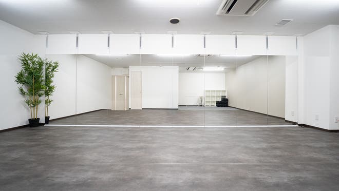 【✨WiFi未整備のためプレオープン価格✨】広々踊れるスタジオ|6.4m鏡・更衣室完備・備品無料|24時間営業中の写真5