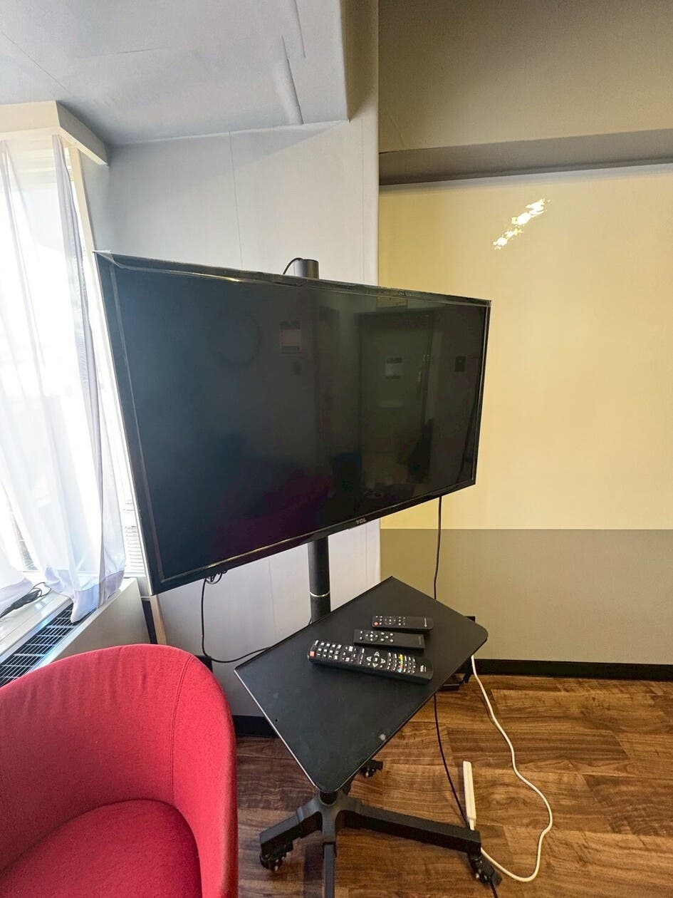 渋谷・道玄坂｜最大8名｜24h｜夜間〜早朝の利用可｜ホムパ/ボドゲ/映画・スポーツ鑑賞/会議・テレワーク｜近くにコンビニ&ドンキの写真3