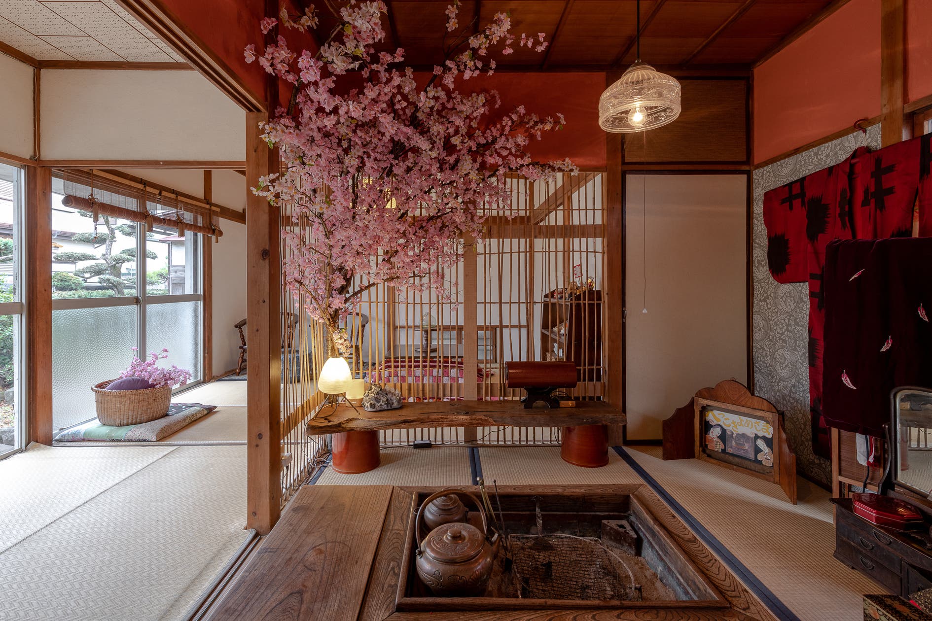 インドア花見・桜🌸・こたつ・自然光・ちゃぶ台・卒業・浴衣・レンタル着付・懇親会・生配信・火鉢・ポートレイト・古時計の写真1